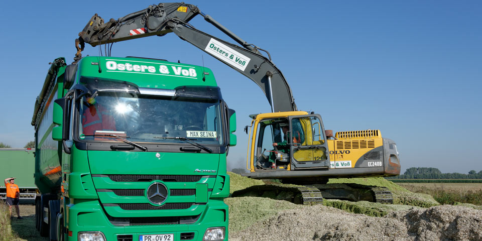 Osters & Voß > Verladen von Maissilage mittels Volvo-Raupenbagger auf 3 ...